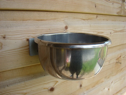 konijnen rvs metalen voerbak voor aan de muur 600 ml.